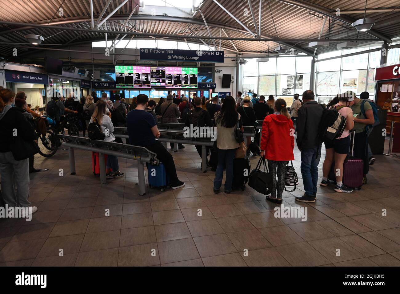 Manchester piccadilly train station sign hi-res stock photography and ...