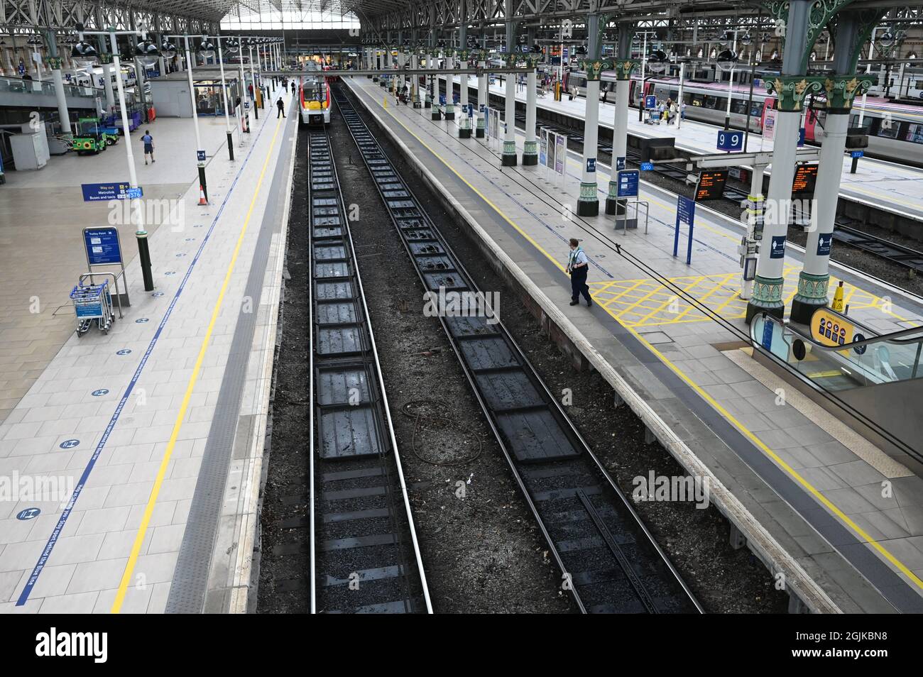 The station platforms inside Manchester Piccadilly station Stock Photo ...