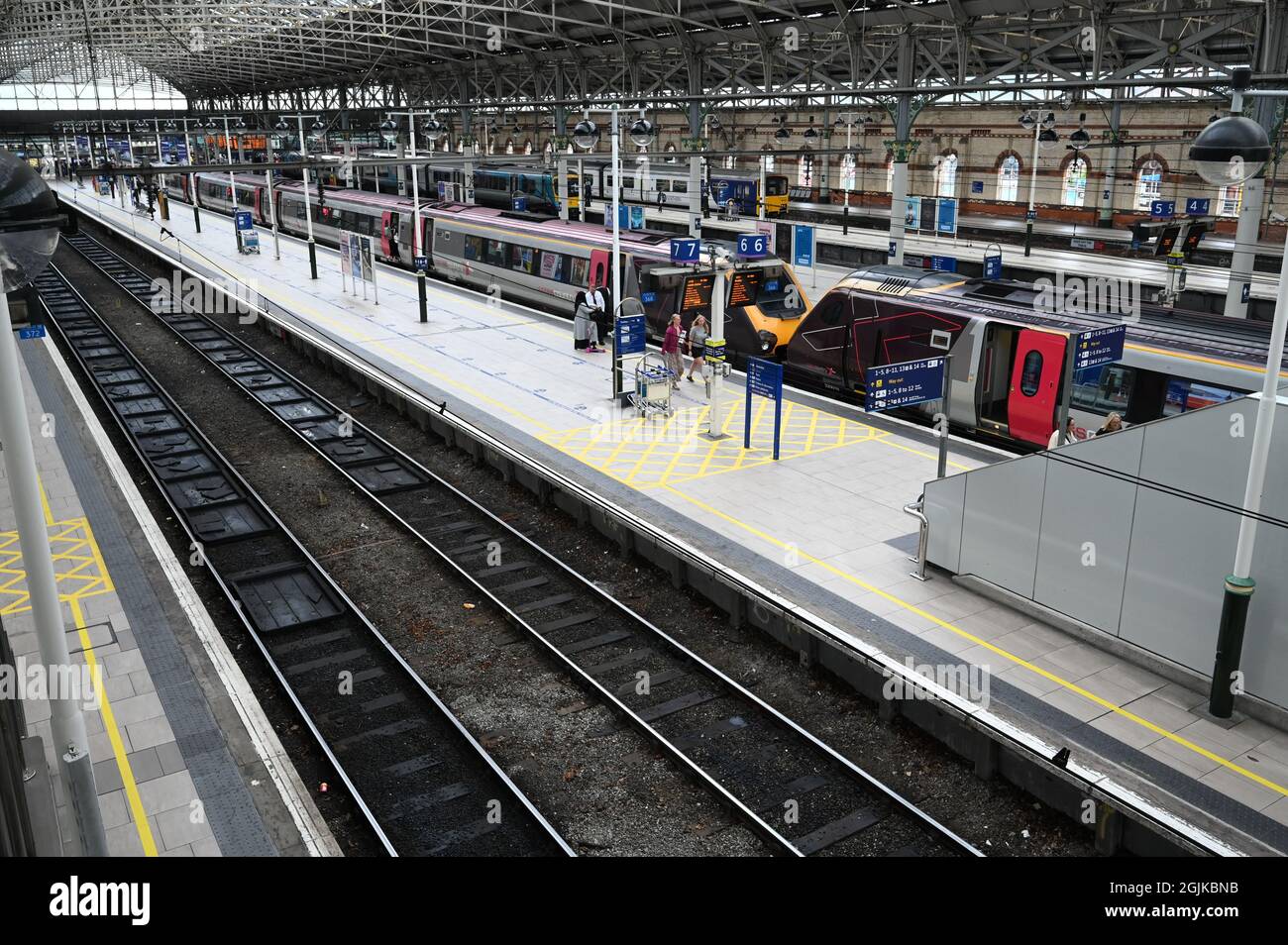 The station platforms inside Manchester Piccadilly station Stock Photo ...