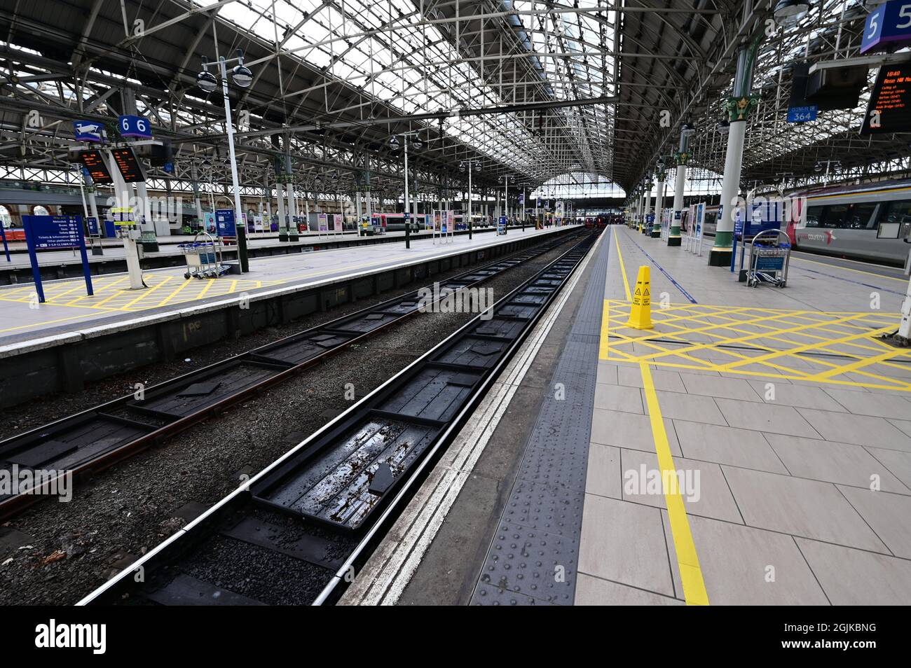 The station platforms inside Manchester Piccadilly station Stock Photo ...