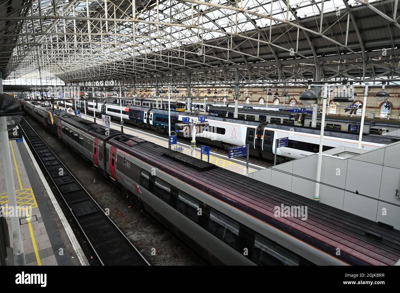 The station platforms inside Manchester Piccadilly station Stock Photo ...