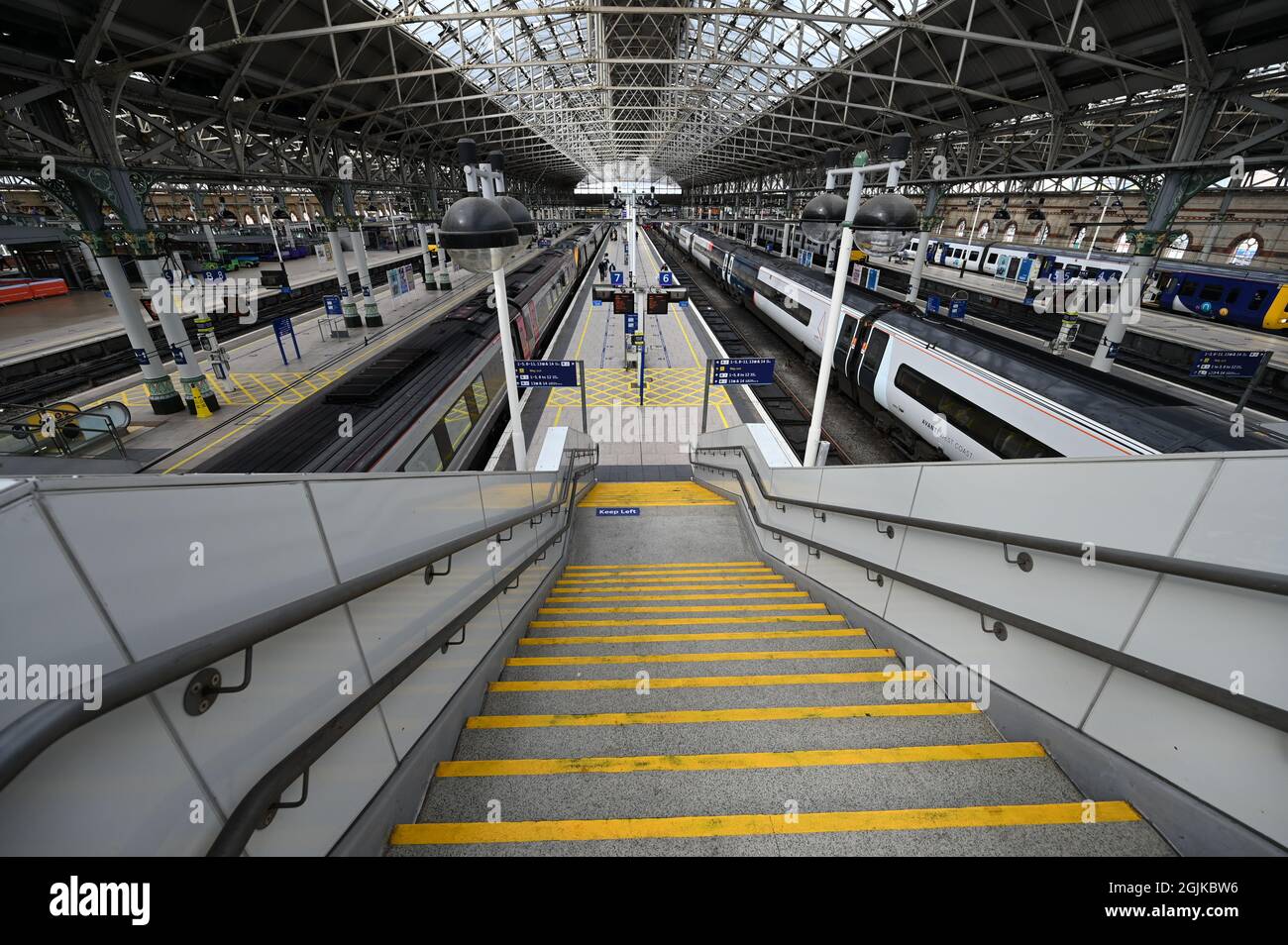 The station platforms inside Manchester Piccadilly station Stock Photo ...