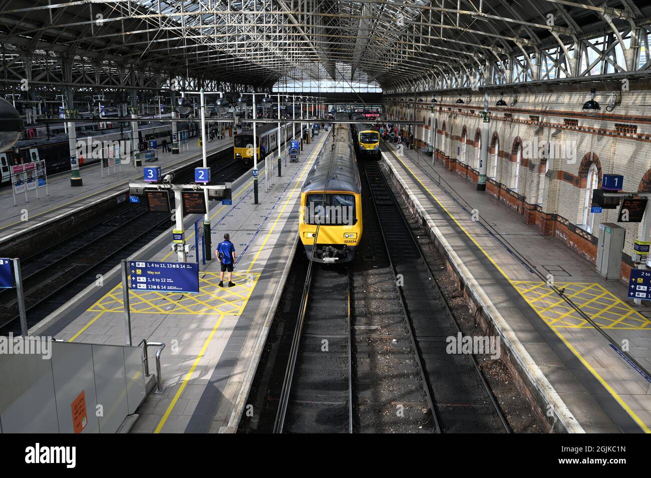 The station platforms inside Manchester Piccadilly station Stock Photo ...