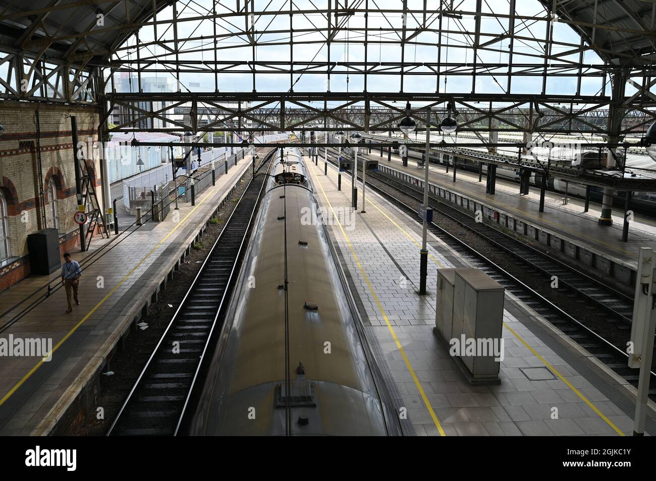 The station platforms inside Manchester Piccadilly station Stock Photo ...
