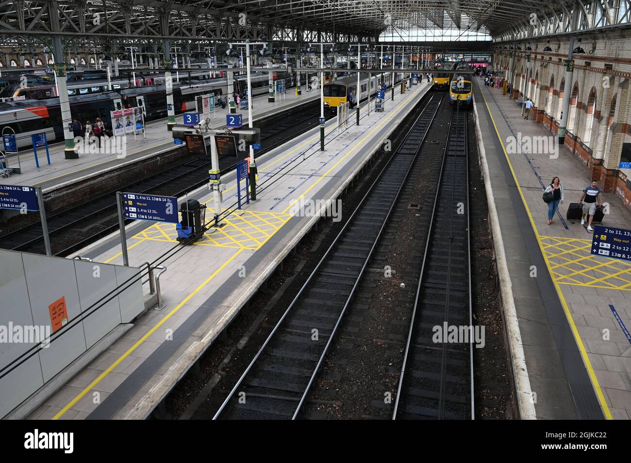 The station platforms inside Manchester Piccadilly station Stock Photo ...