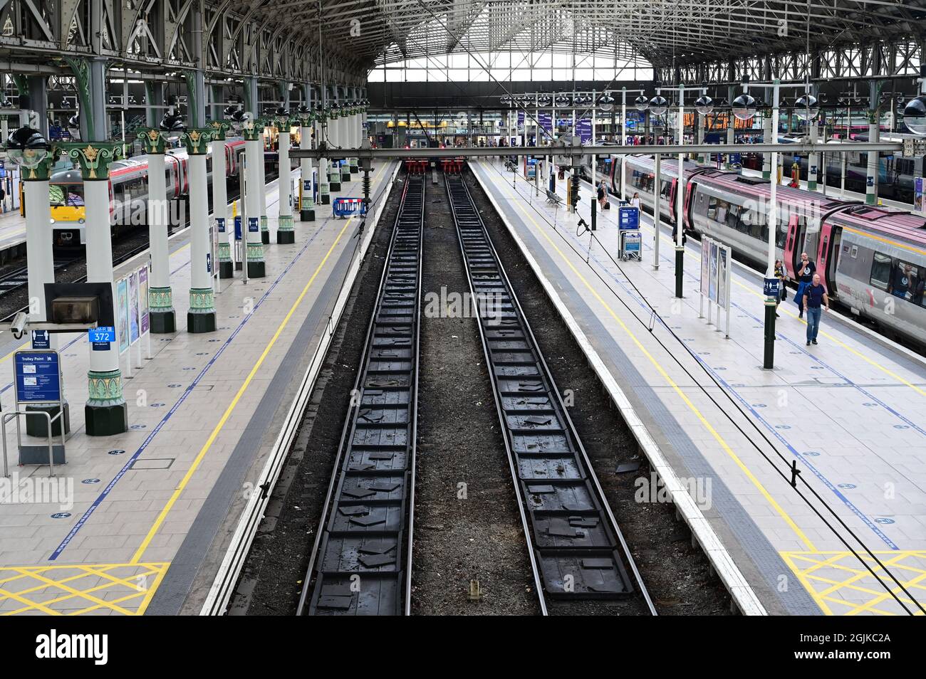 The station platforms inside Manchester Piccadilly station Stock Photo ...