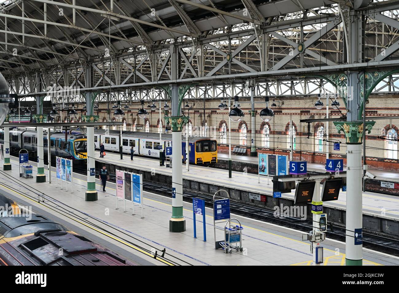 The station platforms inside Manchester Piccadilly station Stock Photo ...