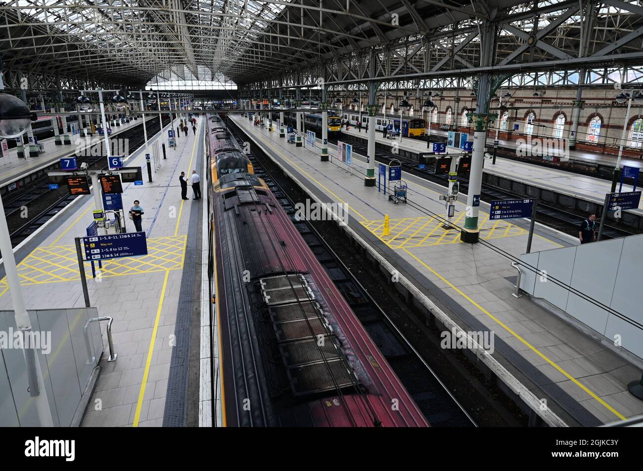 The station platforms inside Manchester Piccadilly station Stock Photo ...