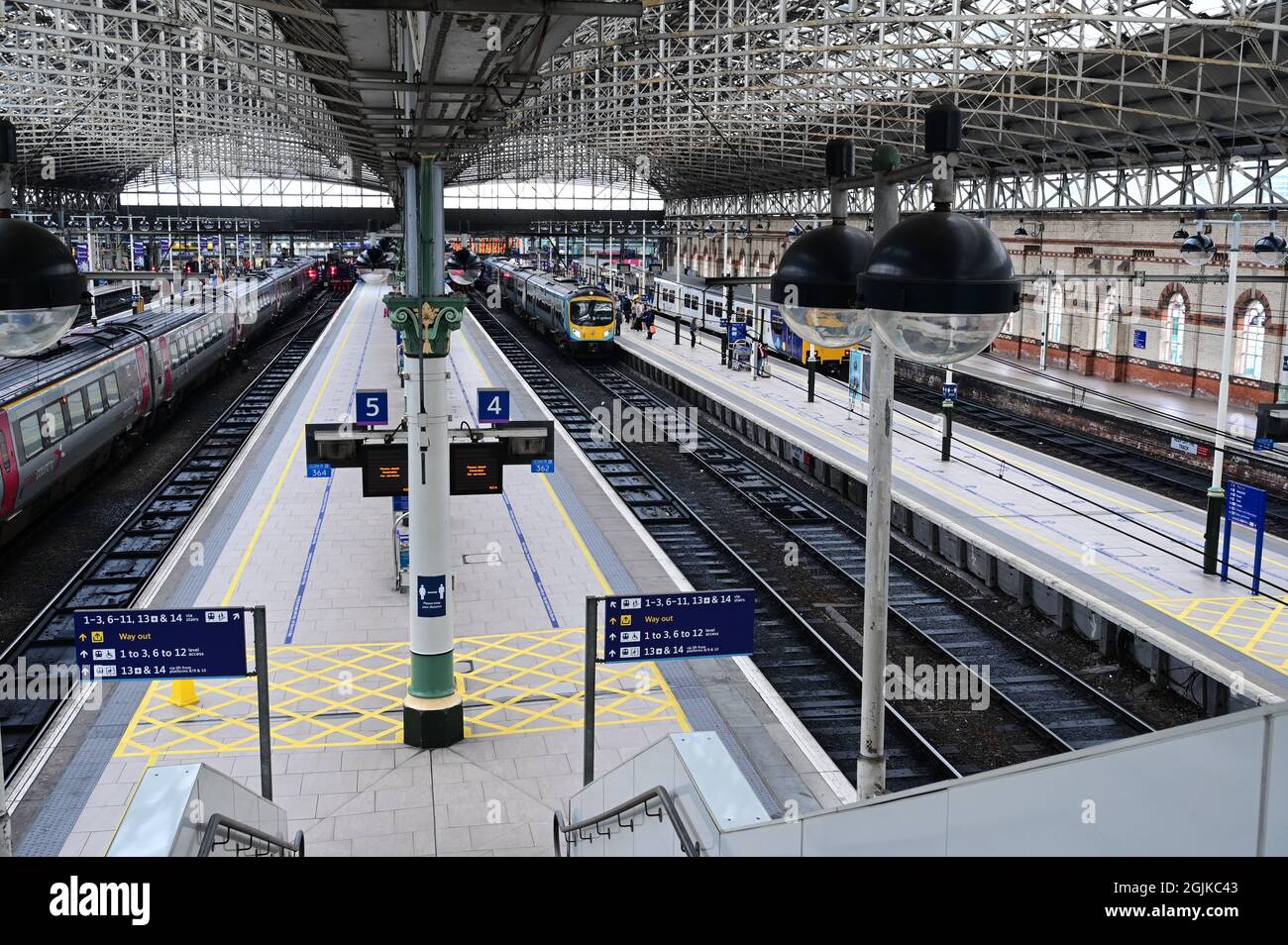The station platforms inside Manchester Piccadilly station Stock Photo ...