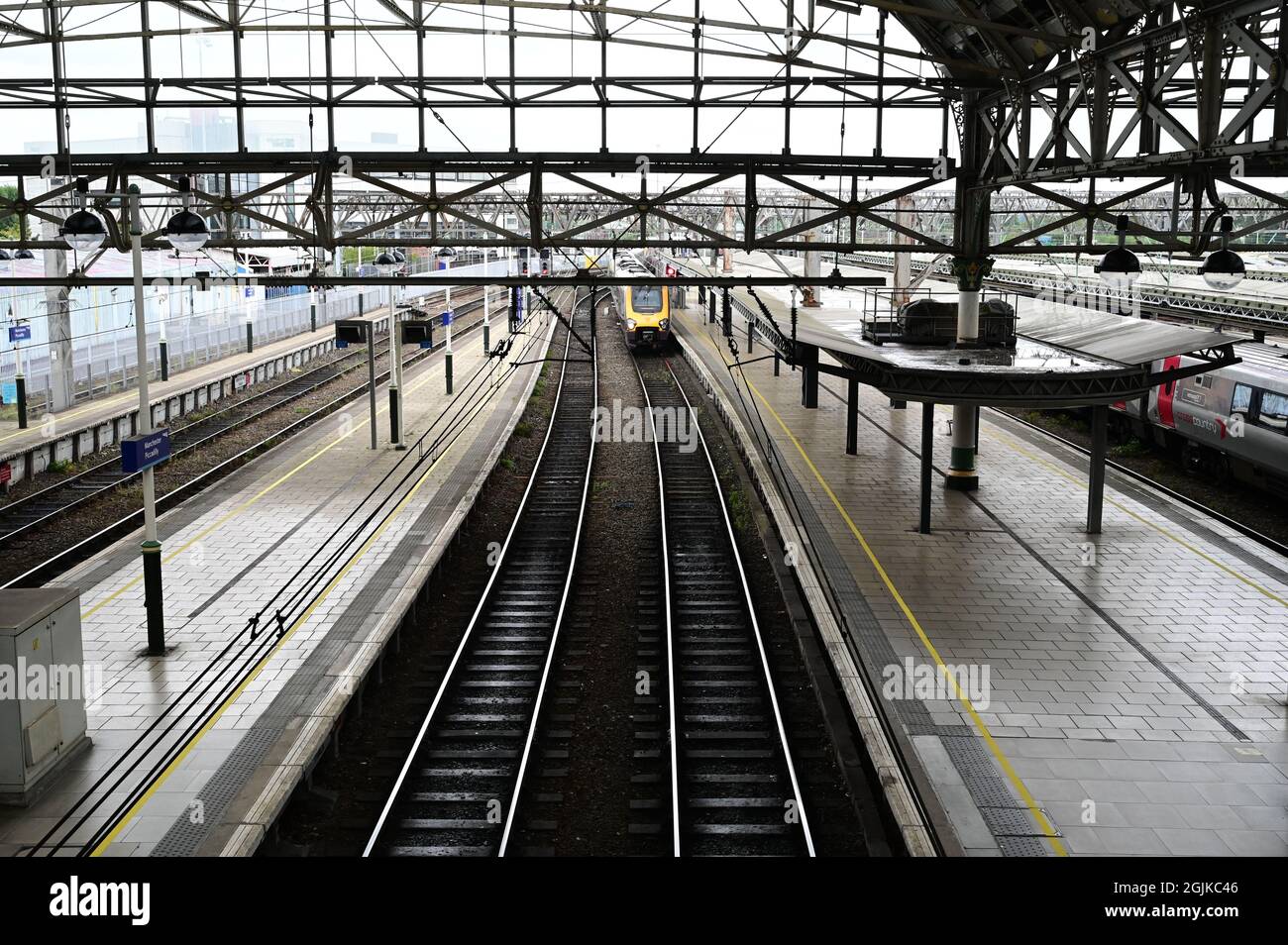 The station platforms inside Manchester Piccadilly station Stock Photo ...