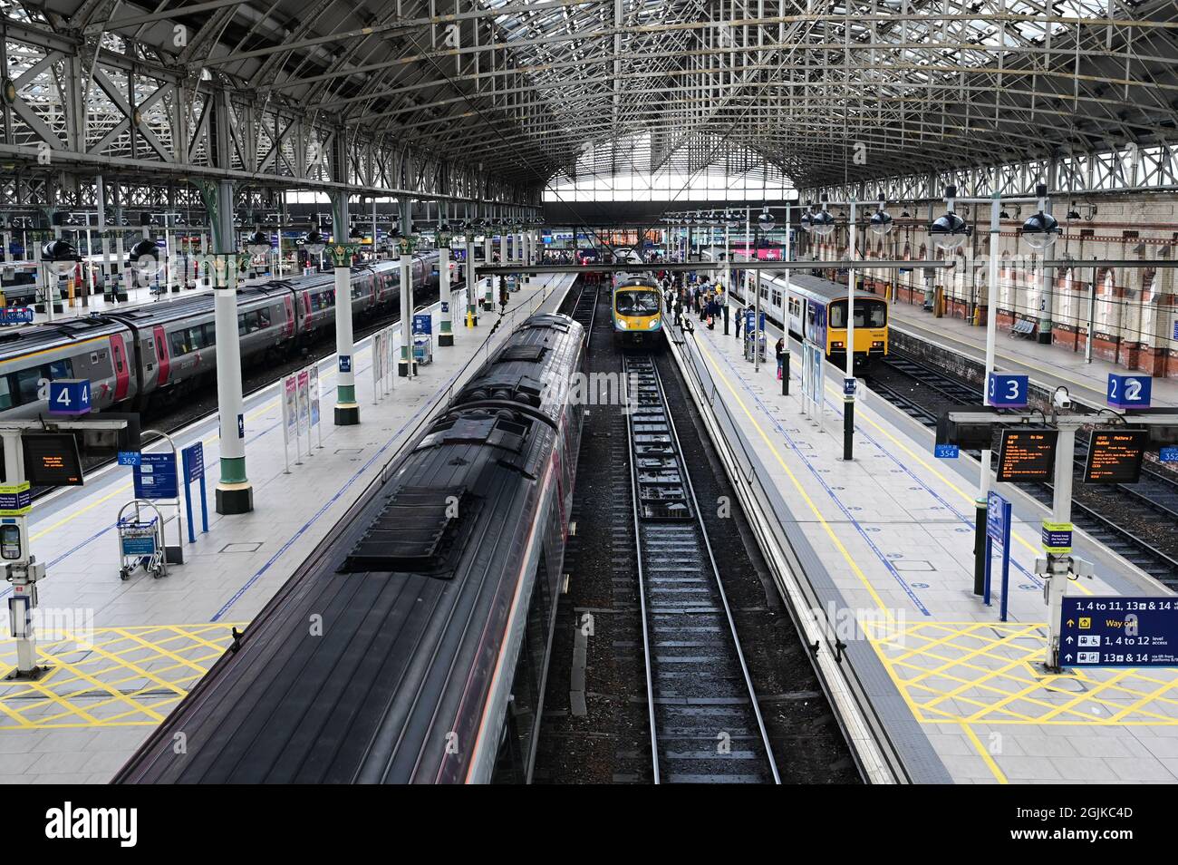 The station platforms inside Manchester Piccadilly station Stock Photo ...