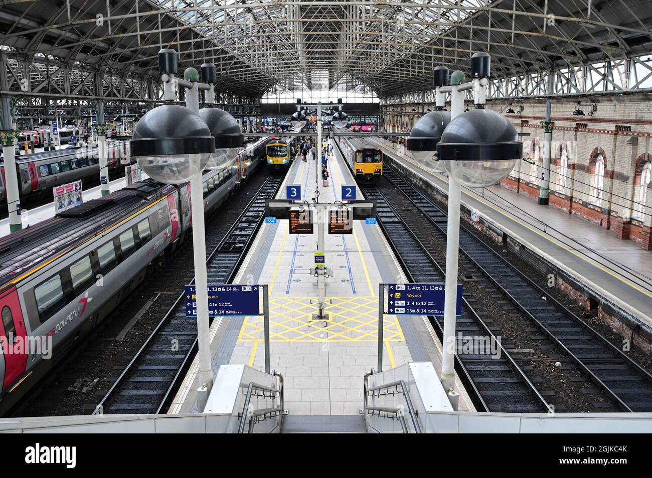 The station platforms inside Manchester Piccadilly station Stock Photo ...