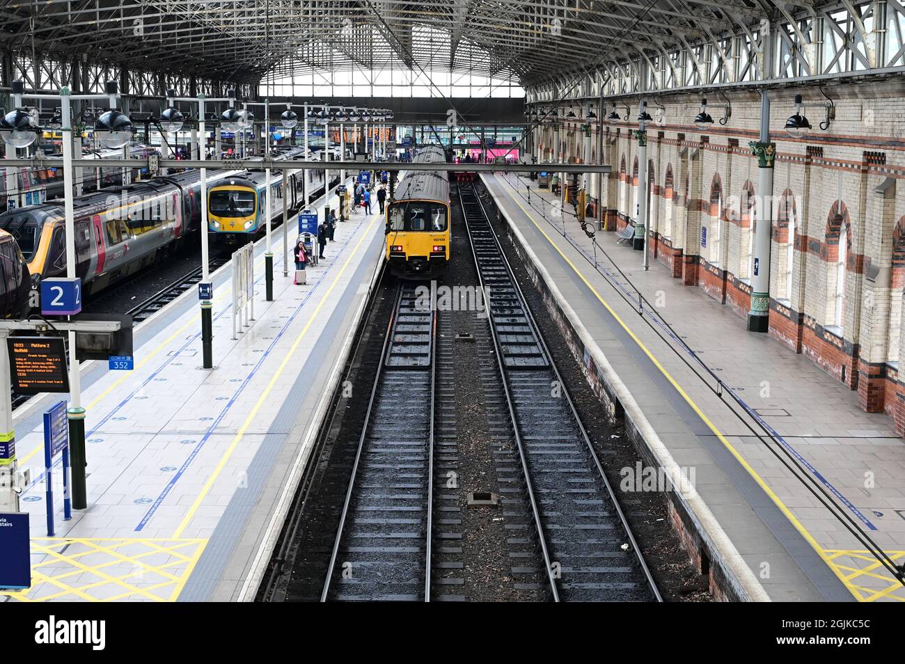 The station platforms inside Manchester Piccadilly station Stock Photo ...