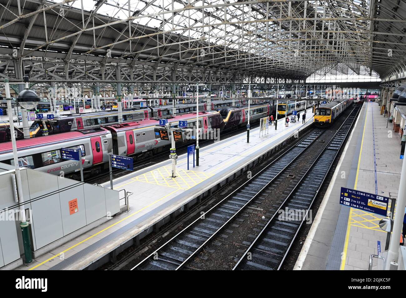 The station platforms inside Manchester Piccadilly station Stock Photo ...