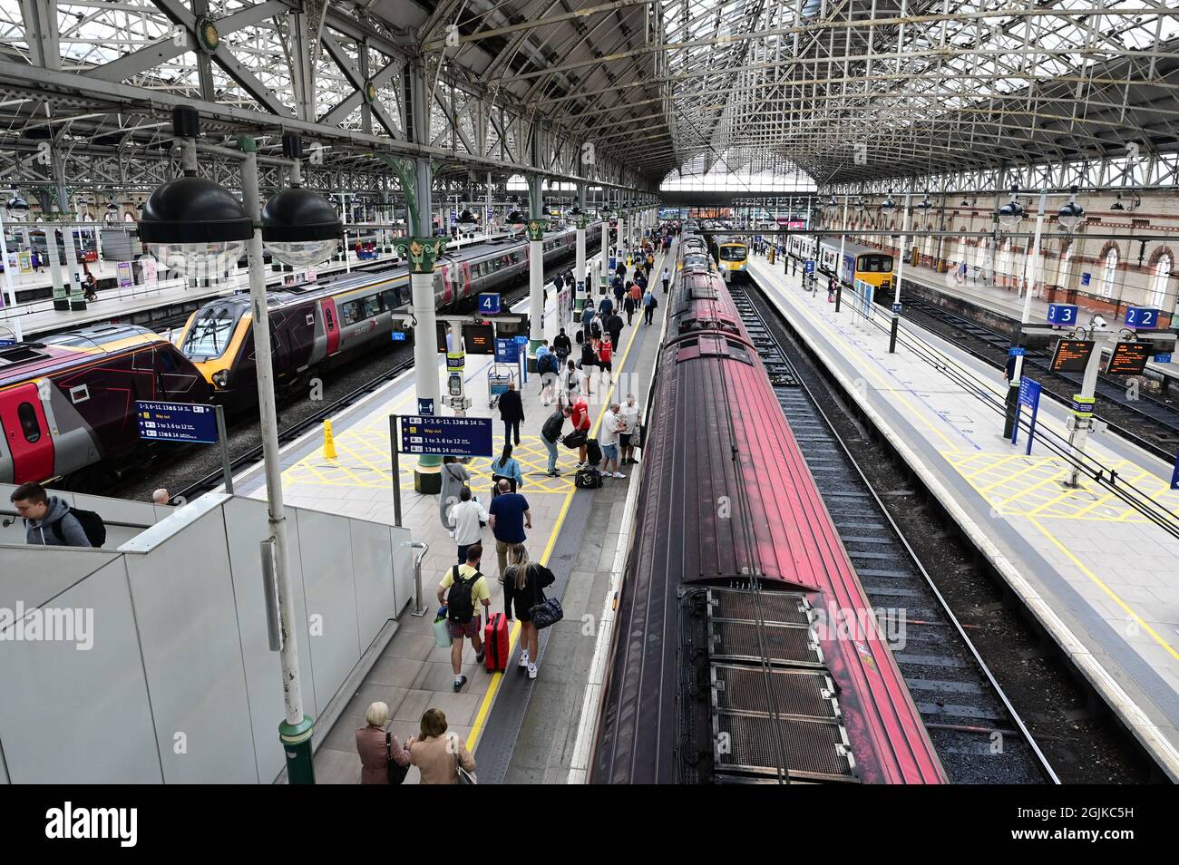 The station platforms inside Manchester Piccadilly station Stock Photo ...