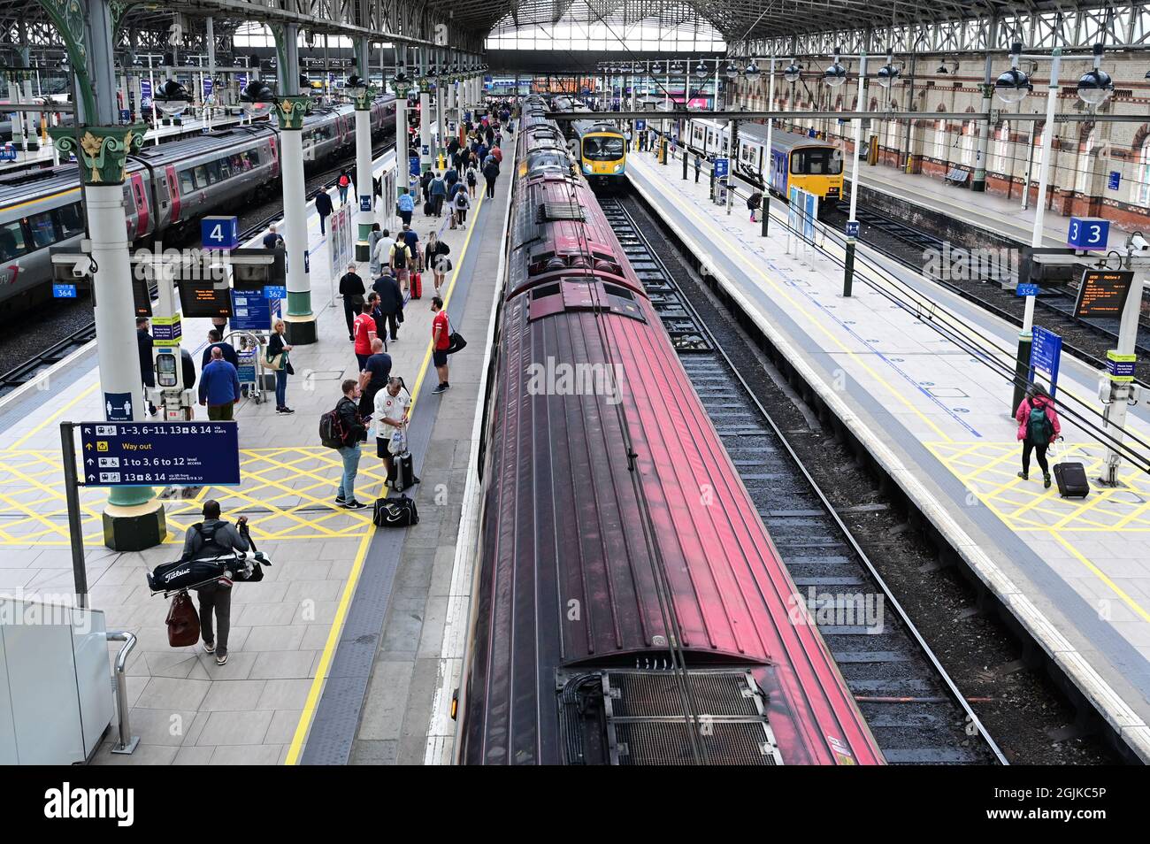 The station platforms inside Manchester Piccadilly station Stock Photo ...