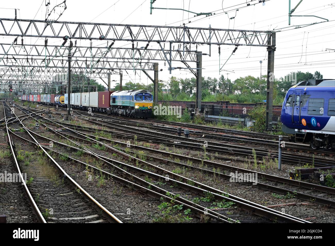 A class 66 passing through Manchester Piccadilly station Stock Photo ...