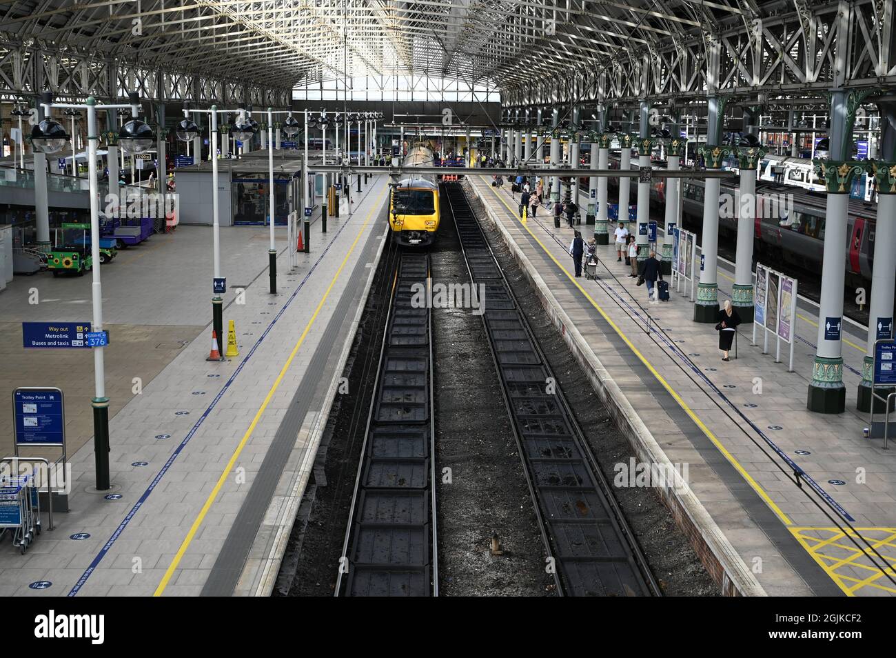 The station platforms inside Manchester Piccadilly station Stock Photo ...