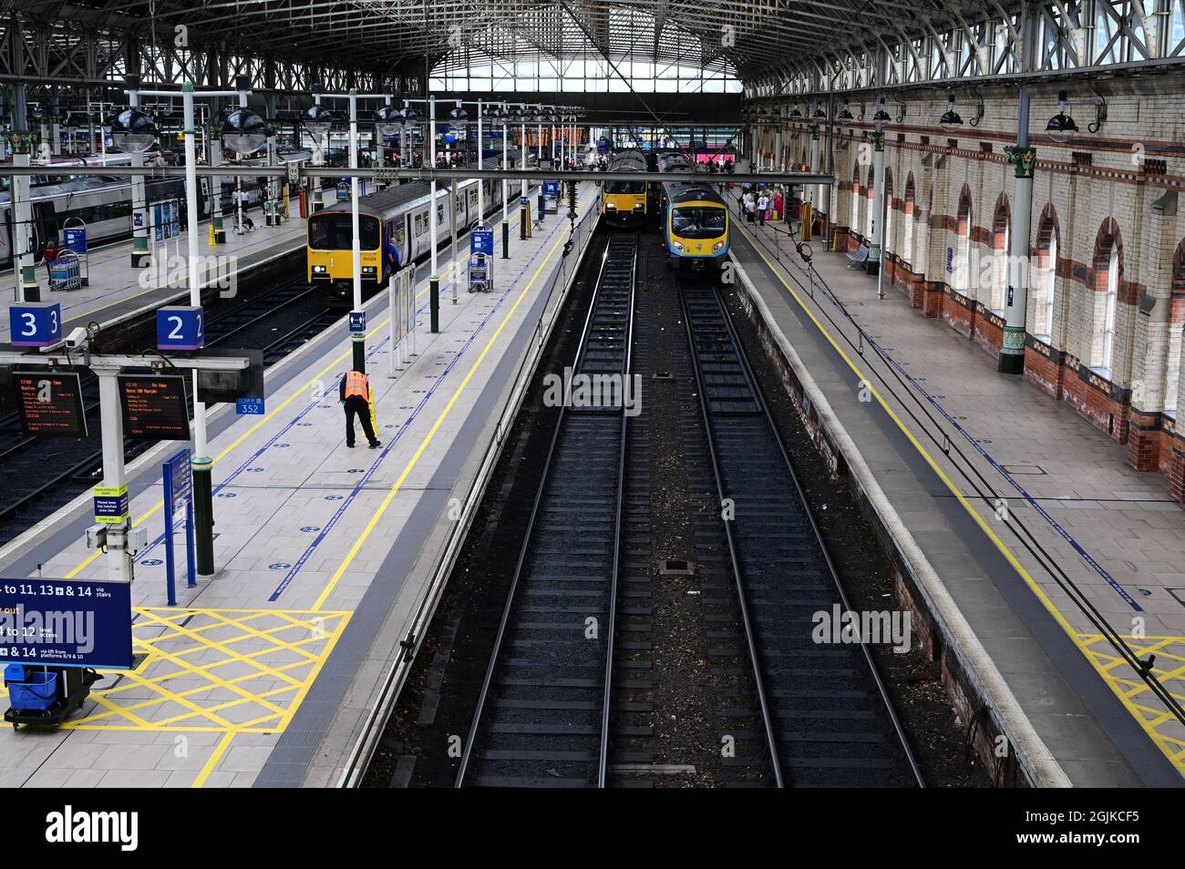 Talking to rail staff hi-res stock photography and images - Alamy