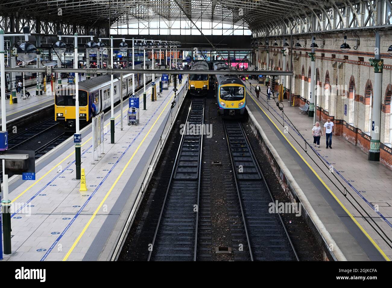 The station platforms inside Manchester Piccadilly station Stock Photo ...