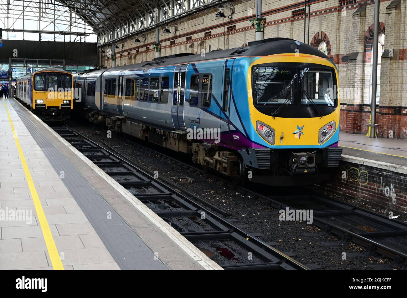 The station platforms inside Manchester Piccadilly station Stock Photo ...