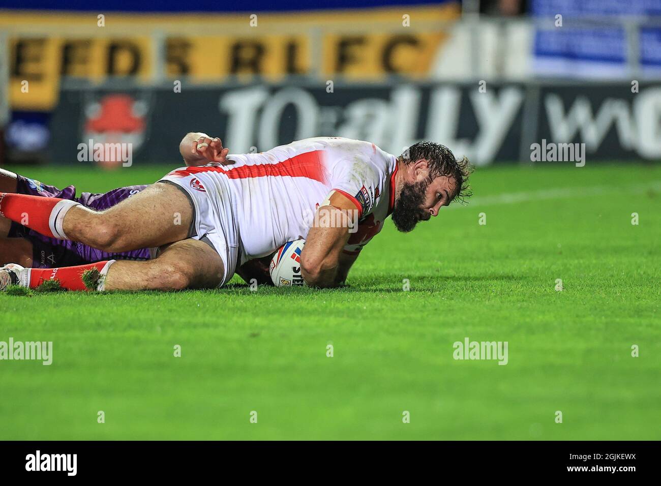 Alex Walmsley (8) of St Helens goes over for a try Stock Photo - Alamy