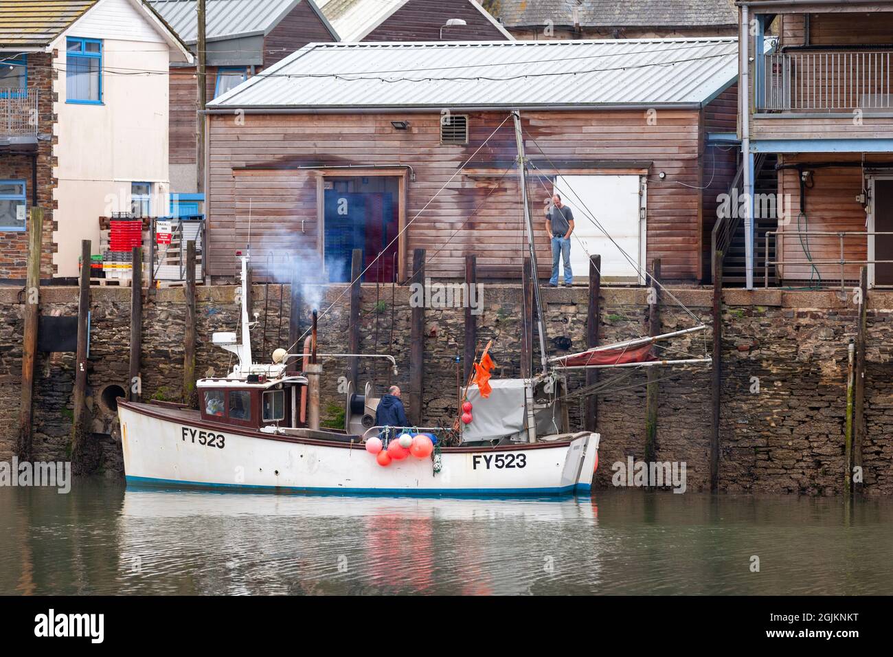 Fising boat arriving the fish market at East Looe quay Cornwall Stock ...