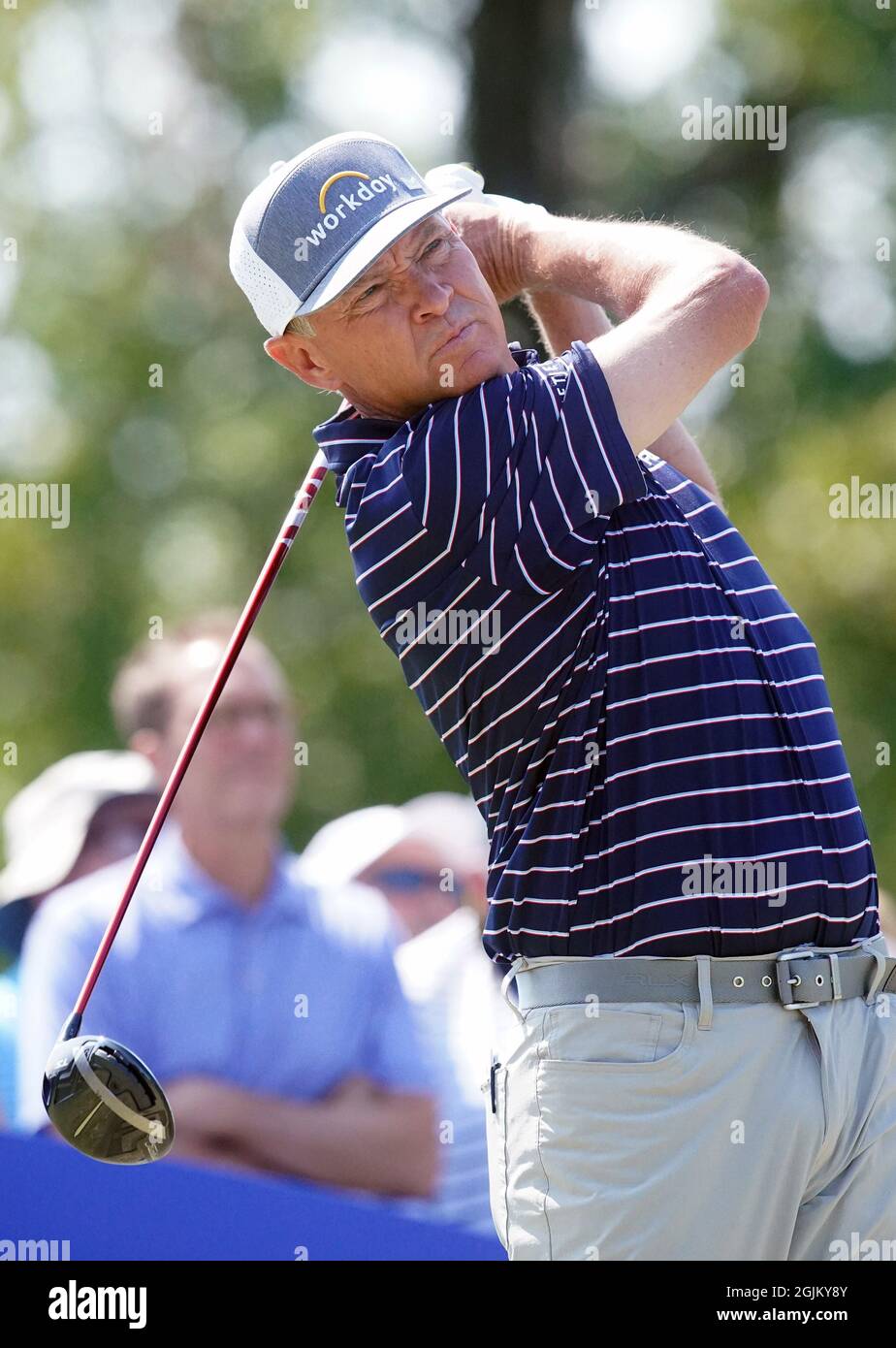 St. Louis, USA. 10th Sep, 2021. Golfer Davis Love III swings on his tee ...
