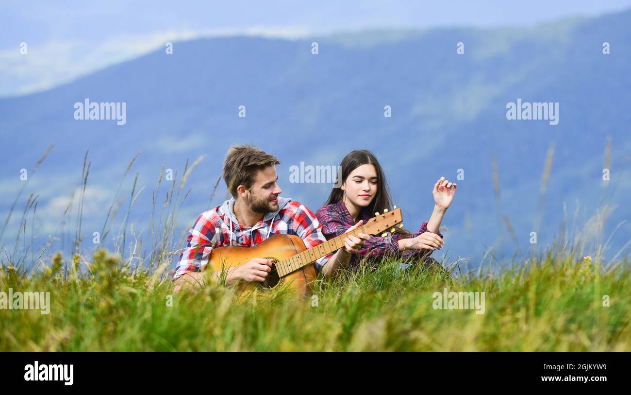Boyfriend playing guitar. Singing for her. Romantic hike. Romantic ...