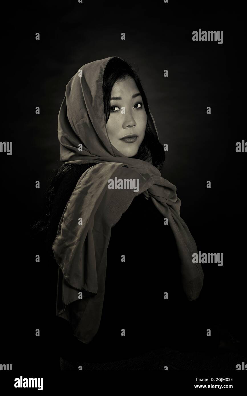 Lady scarf hi-res stock photography and images - Alamy