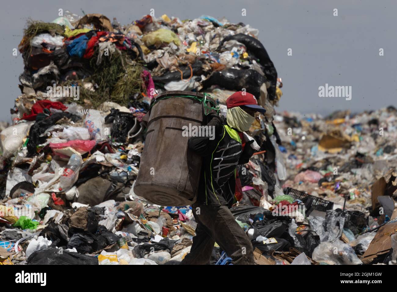 Men, women and children work as scavengers in the municipal garbage ...