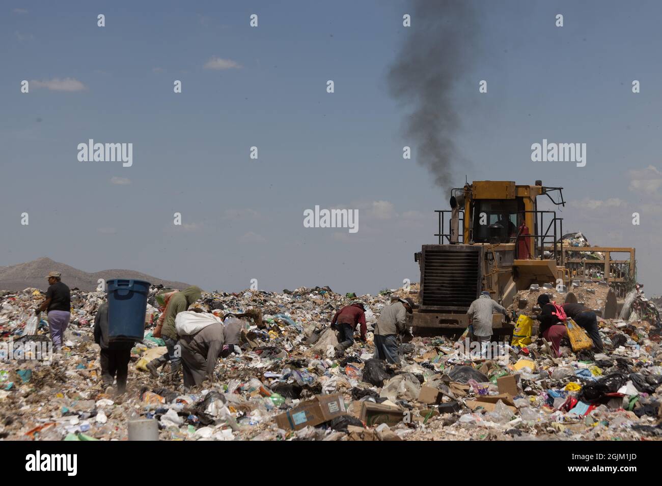 Poverty plastic cleaning up hi-res stock photography and images - Alamy
