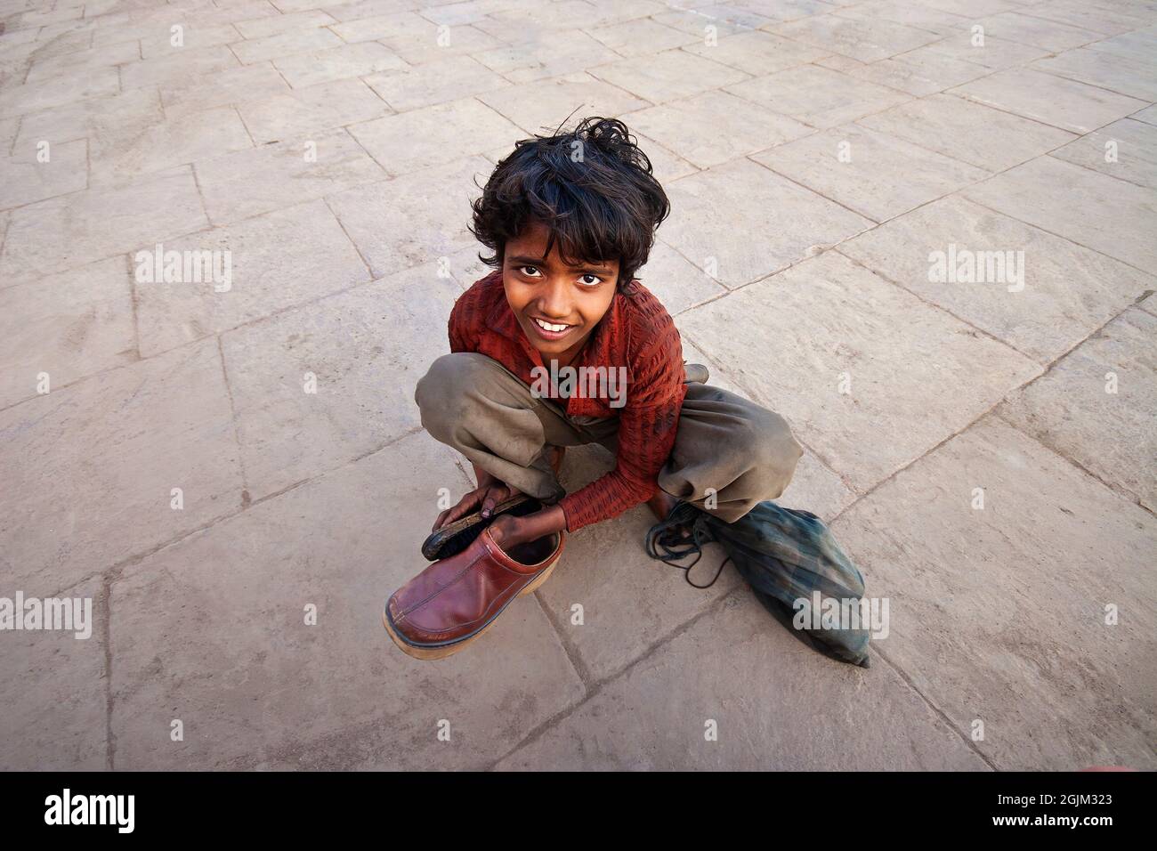 Shoe cleaner, India Stock Photo - Alamy