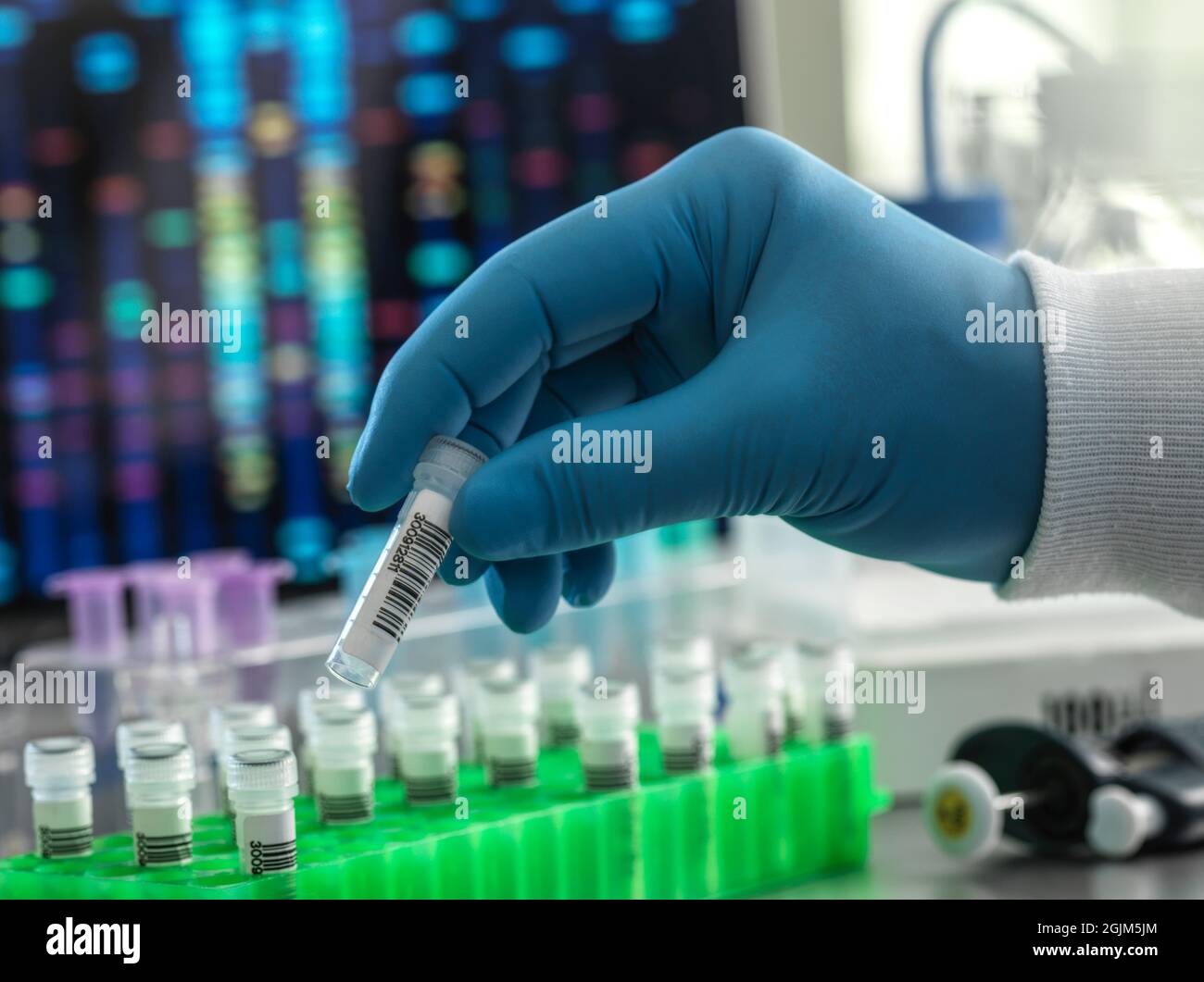 Scientist dna profile experiment hi-res stock photography and images ...