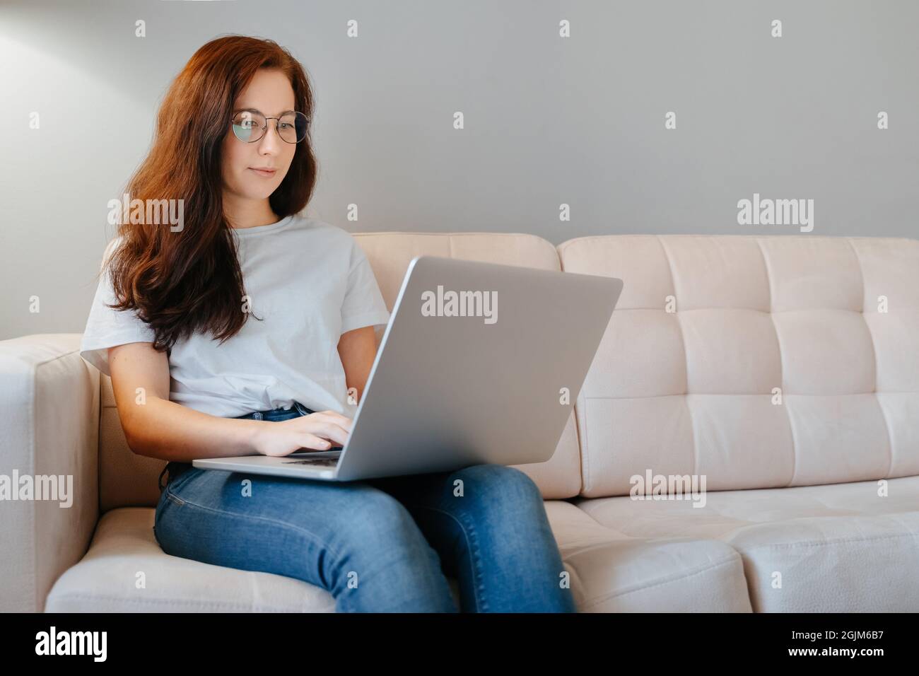 Girl sitting behind laptop hi-res stock photography and images - Alamy
