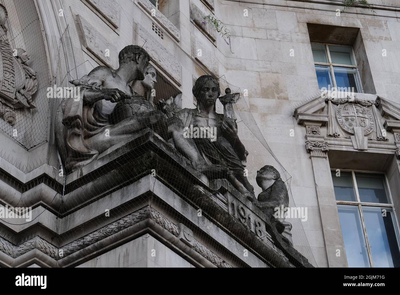 Waterloo station memorial hi-res stock photography and images - Alamy