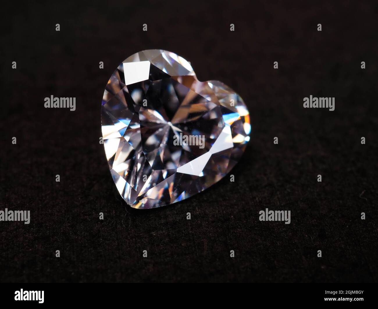 Close up shoot of beautiful sparkling diamonds on a black background ...