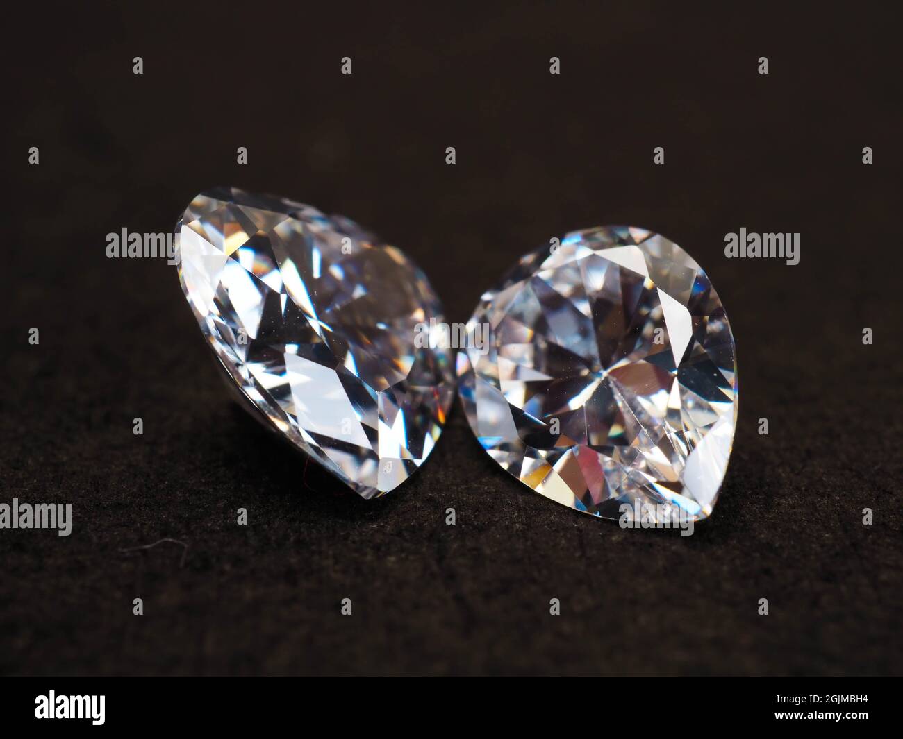 Close up shoot of beautiful sparkling diamonds on a black background ...
