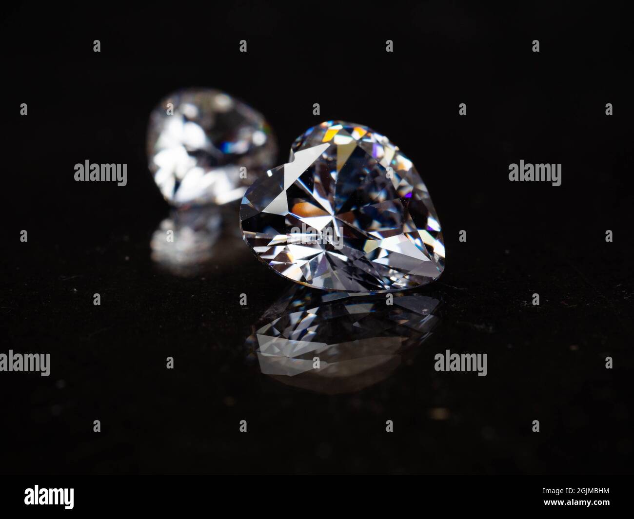 Close up shoot of beautiful sparkling diamonds on a black background ...