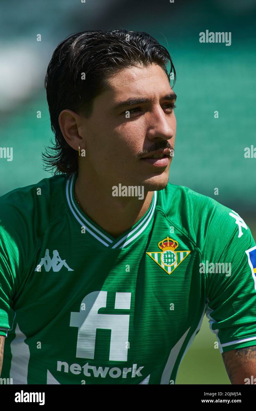 Hector Bellerin poses for photo during his presentation as new player ...