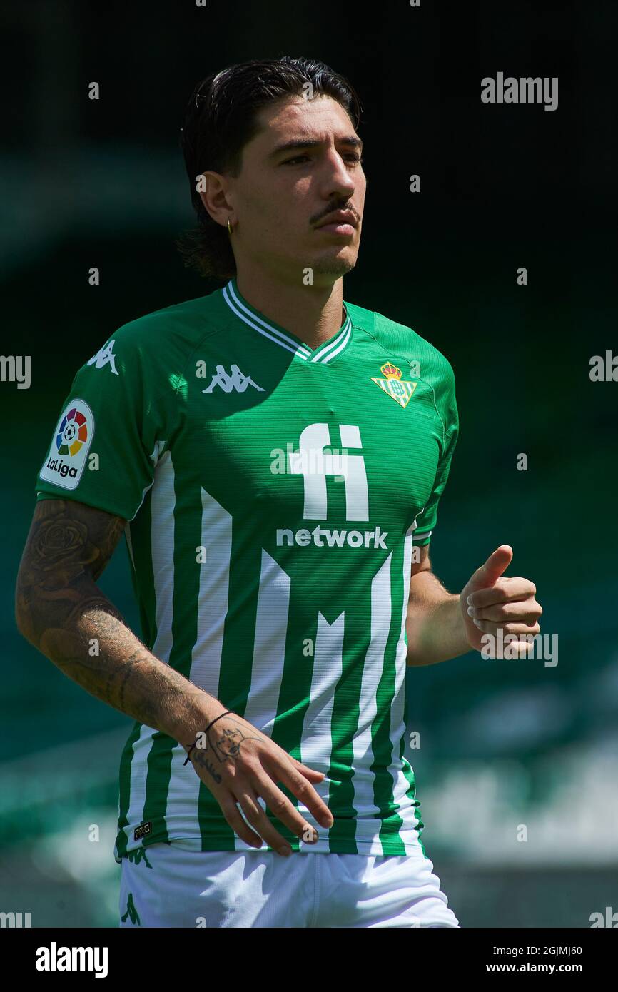 Hector Bellerin poses for photo during his presentation as new player ...