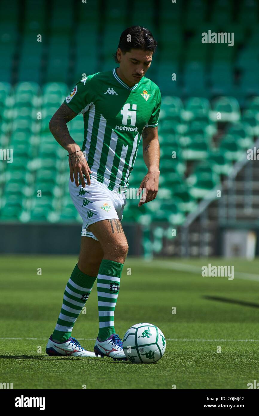 Hector Bellerin poses for photo during his presentation as new player ...