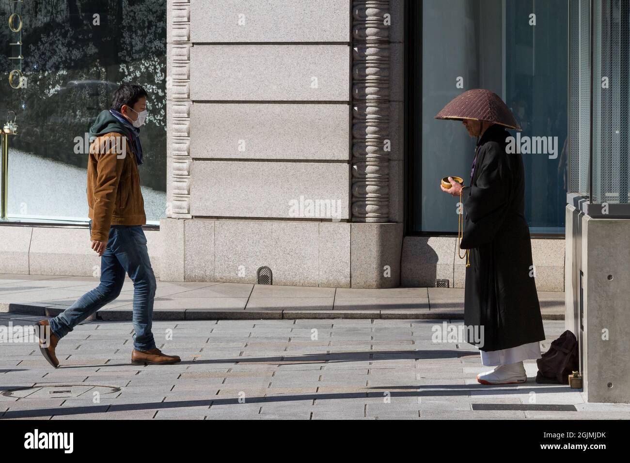 Japanese monk alms hi-res stock photography and images - Alamy
