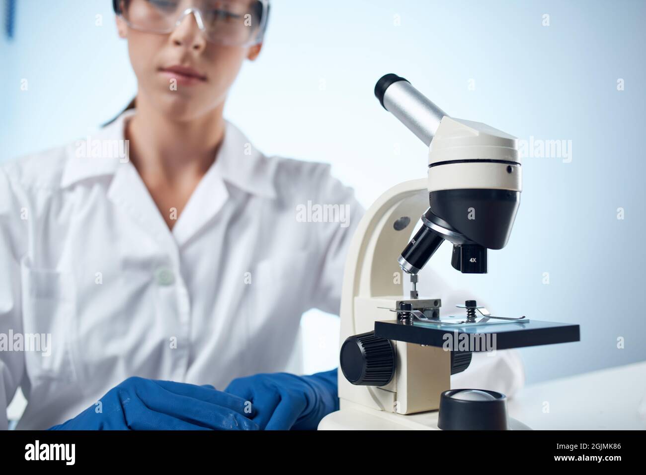 female doctor science research experiments Stock Photo - Alamy