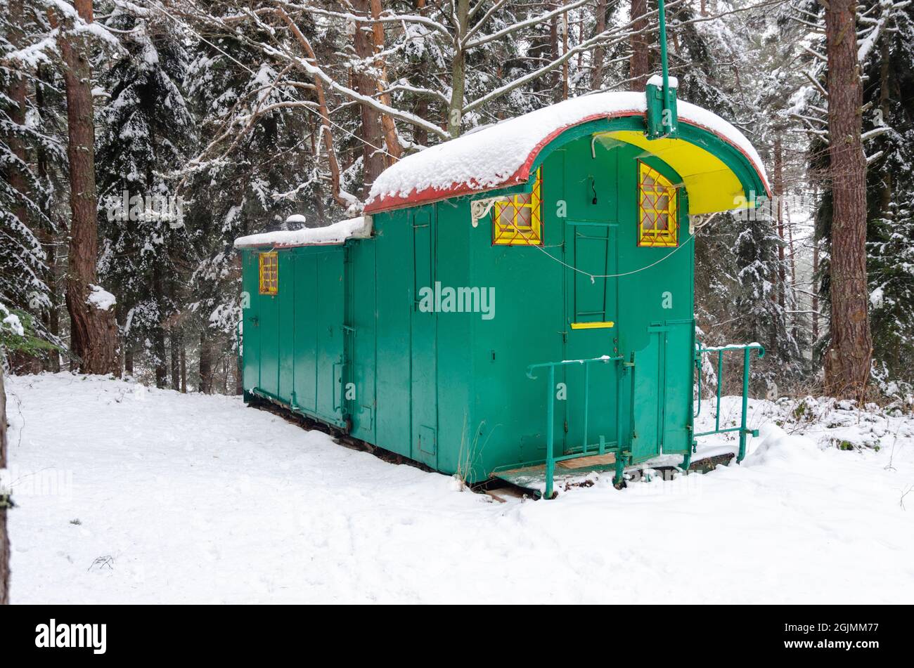 Cozy cabin cabin in woods hi-res stock photography and images - Alamy