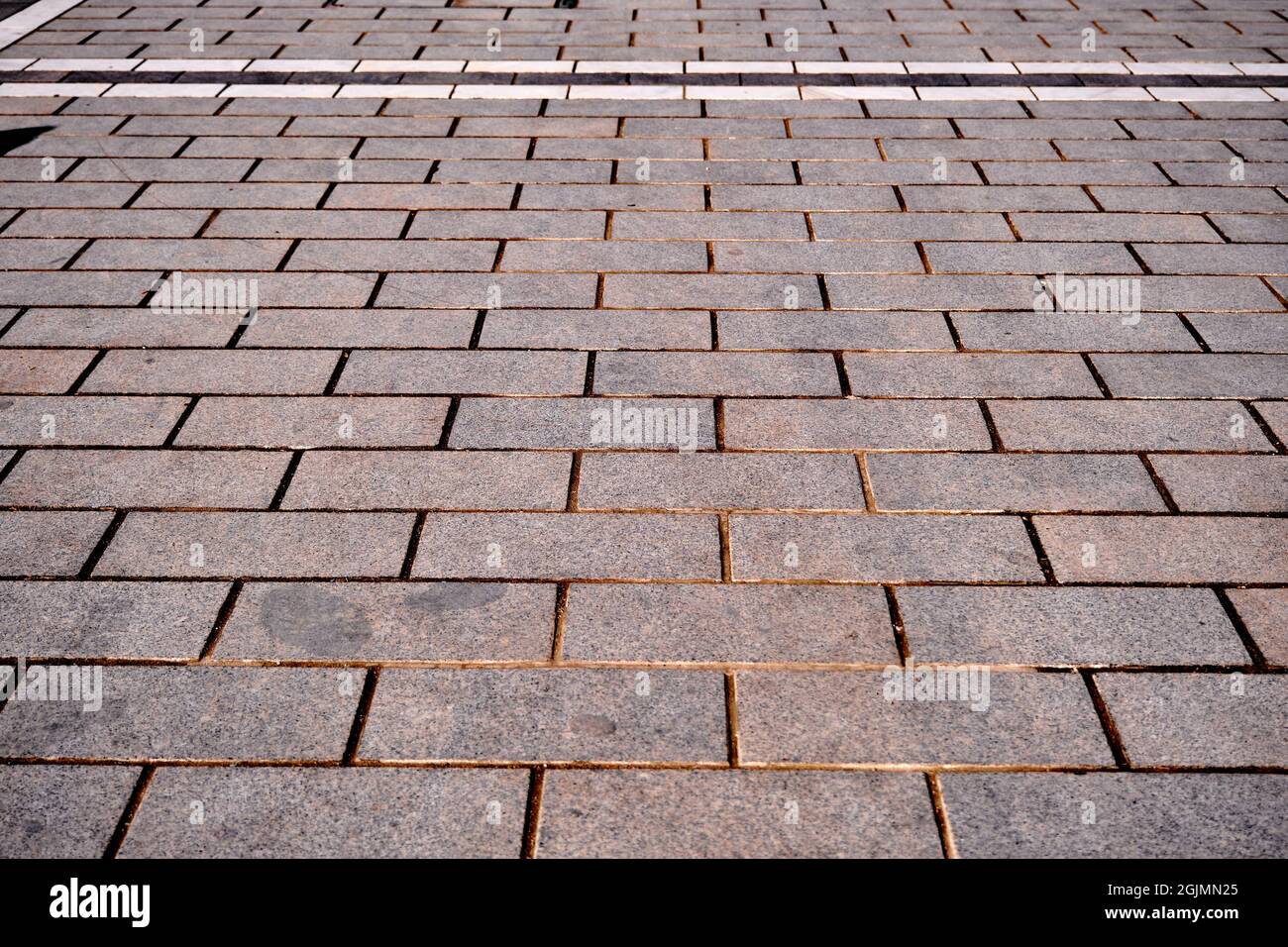 Block paving white lines hi-res stock photography and images - Alamy