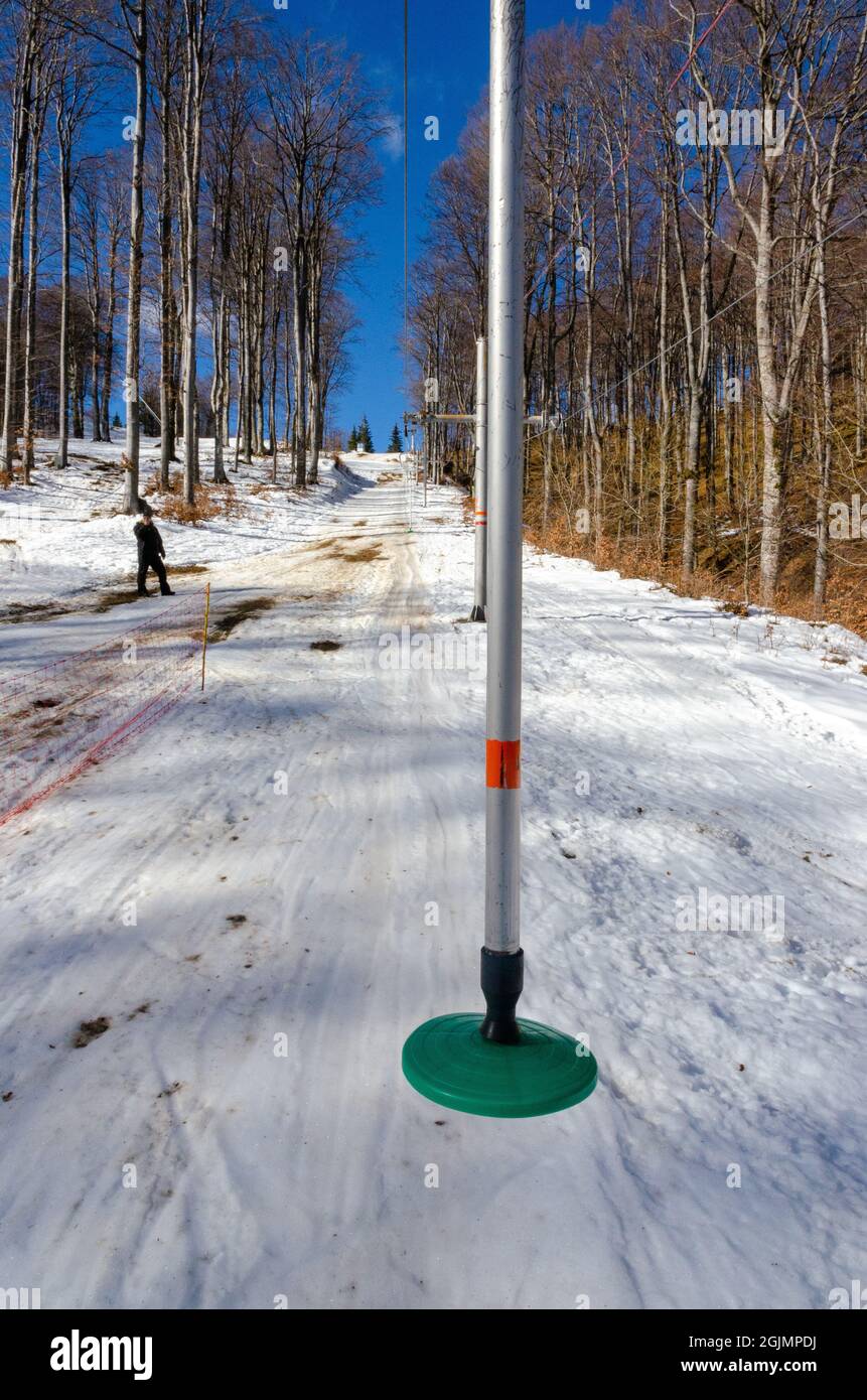 Ski drag lift rope near mountain peak. Ski tow Stock Photo - Alamy