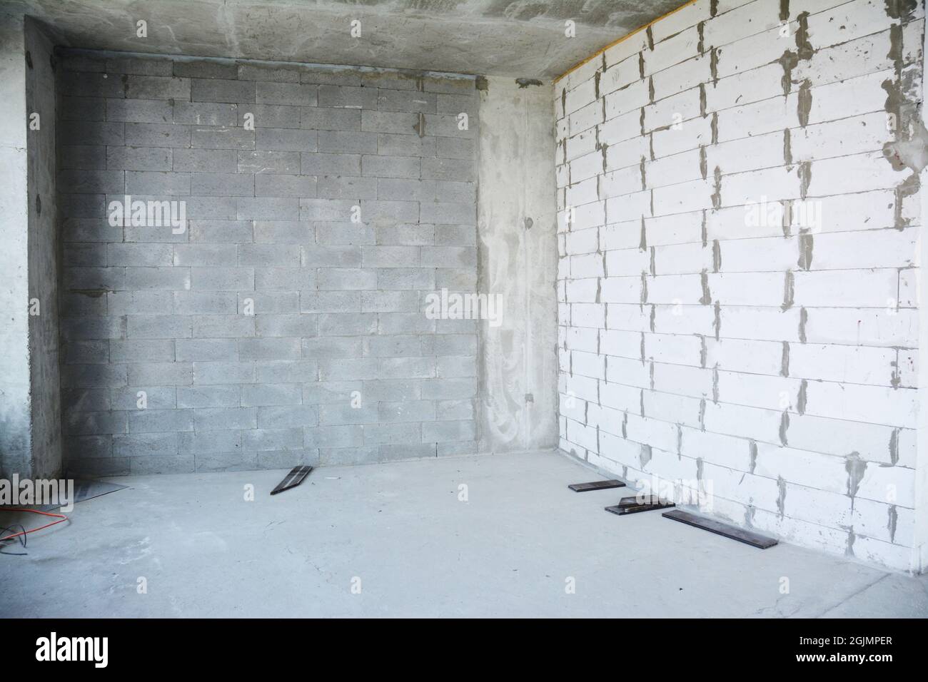Empty room under construction with with unfinished plastering wall ...