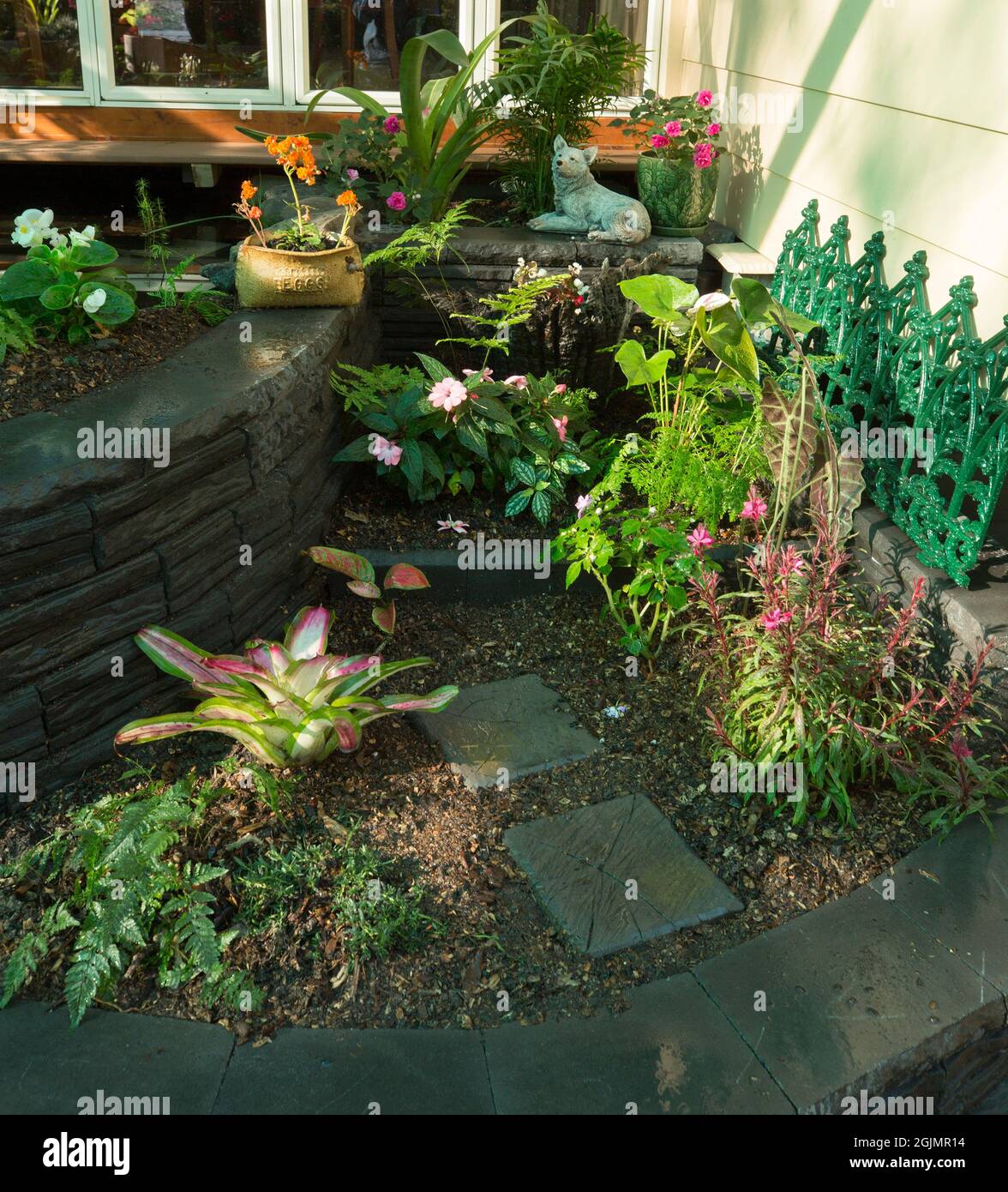 Curved brick walls hi-res stock photography and images - Alamy