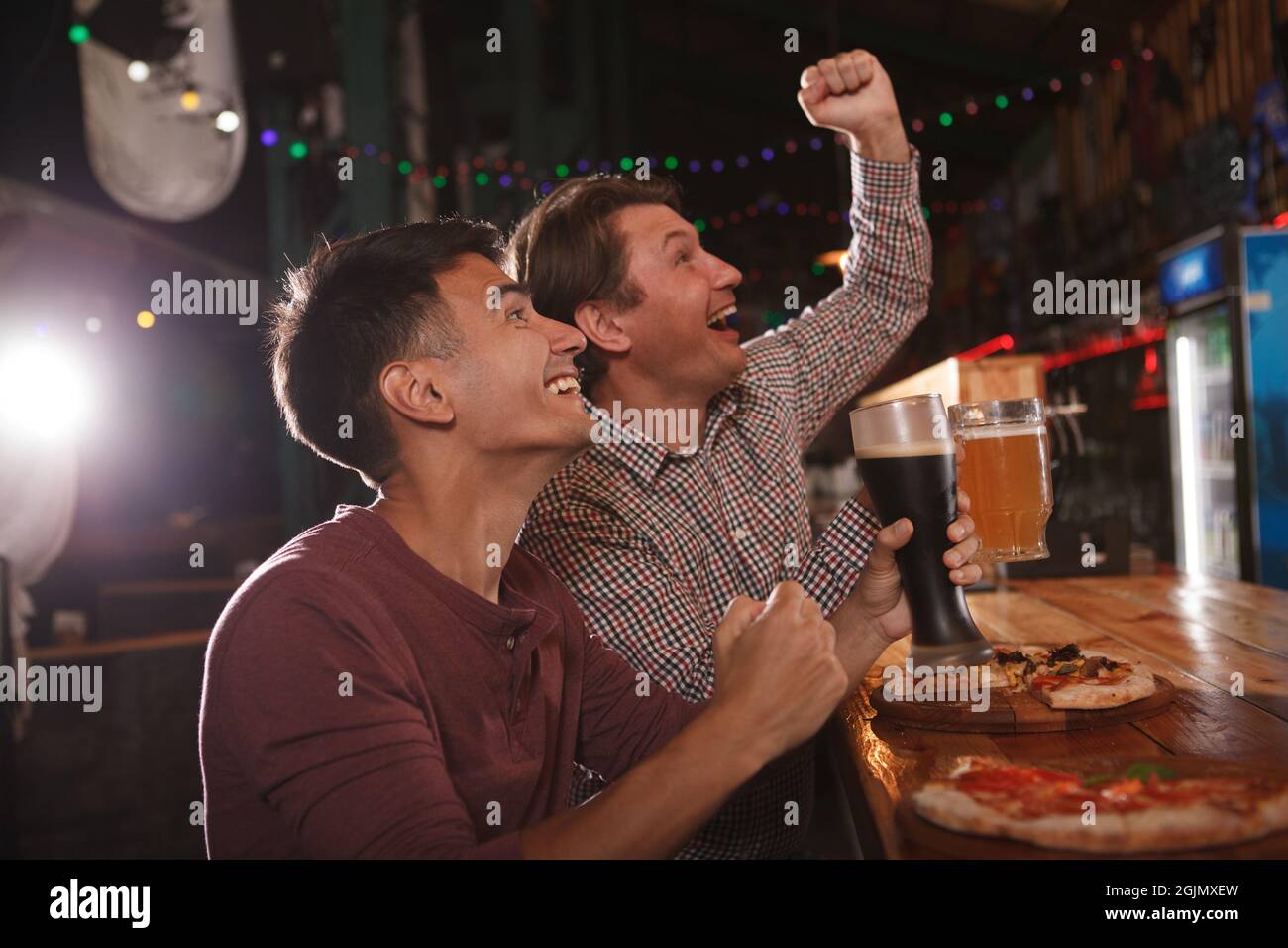 Pizza beer friends watching hi-res stock photography and images - Alamy